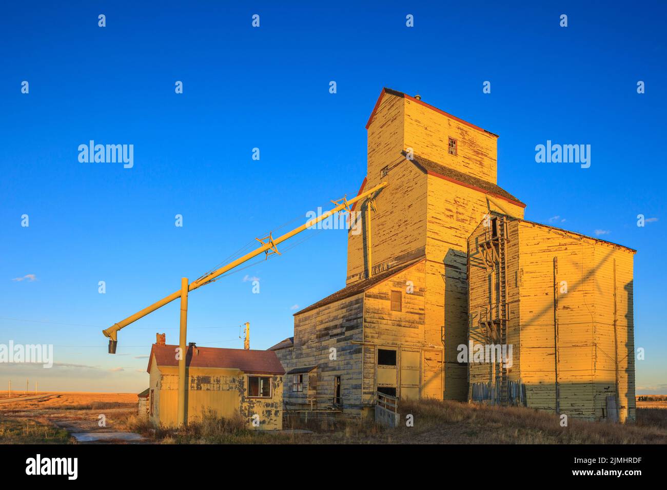 A wooden grain elevator near the village of Mossleigh, Alberta Stock ...