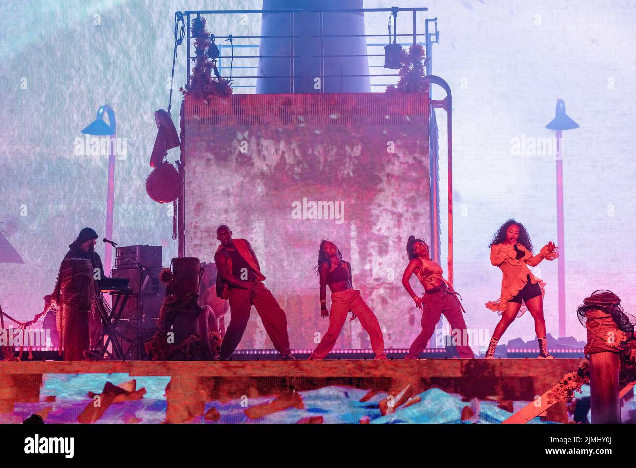 SZA performs at the Lands End Stage during the Outside Lands 2022 Music ...
