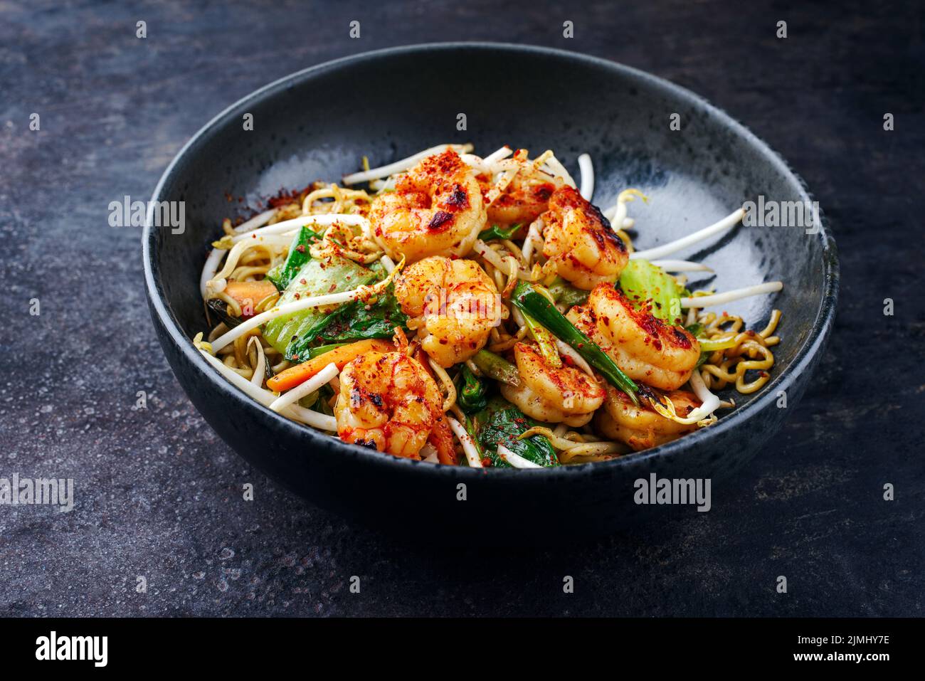 Pad thai king prawns hi-res stock photography and images - Alamy