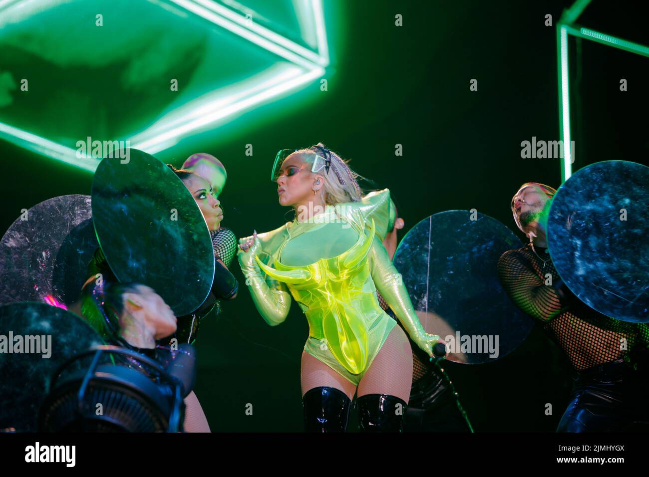 Christina aguilera performing hi-res stock photography and images - Alamy