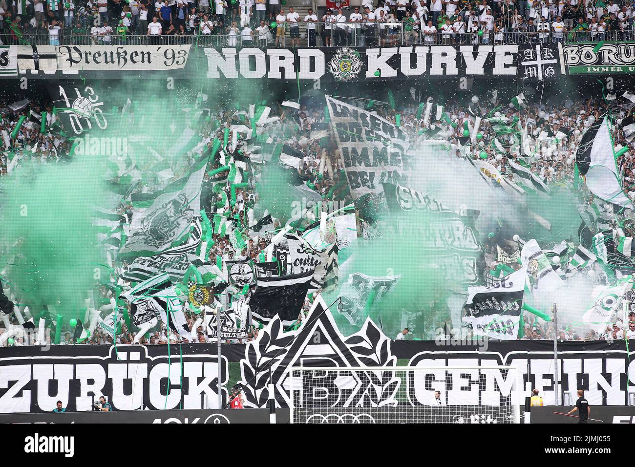 Pyro bengalo bengalos hi-res stock photography and images - Alamy