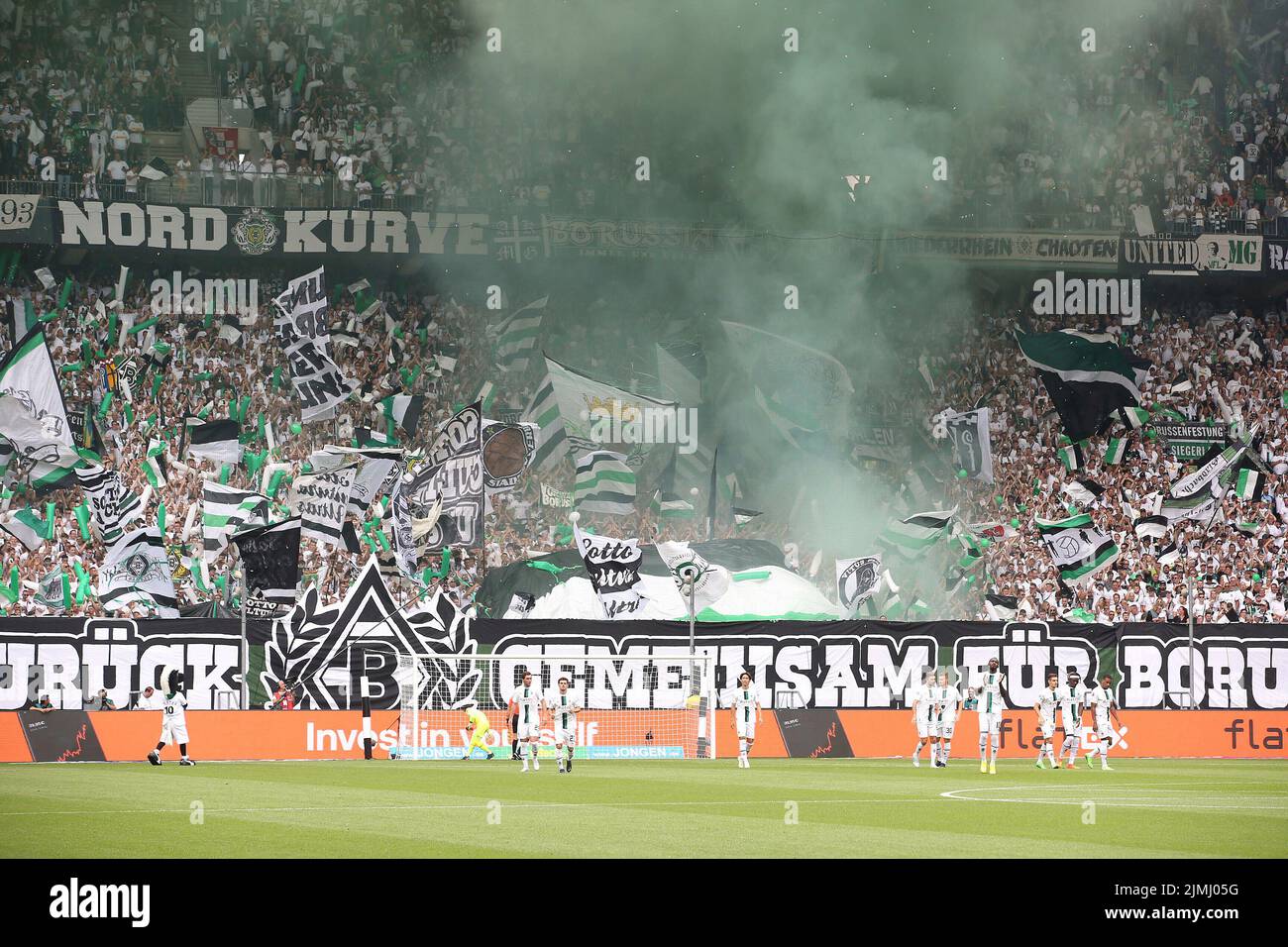 Pyro bengalo bengalos hi-res stock photography and images - Alamy