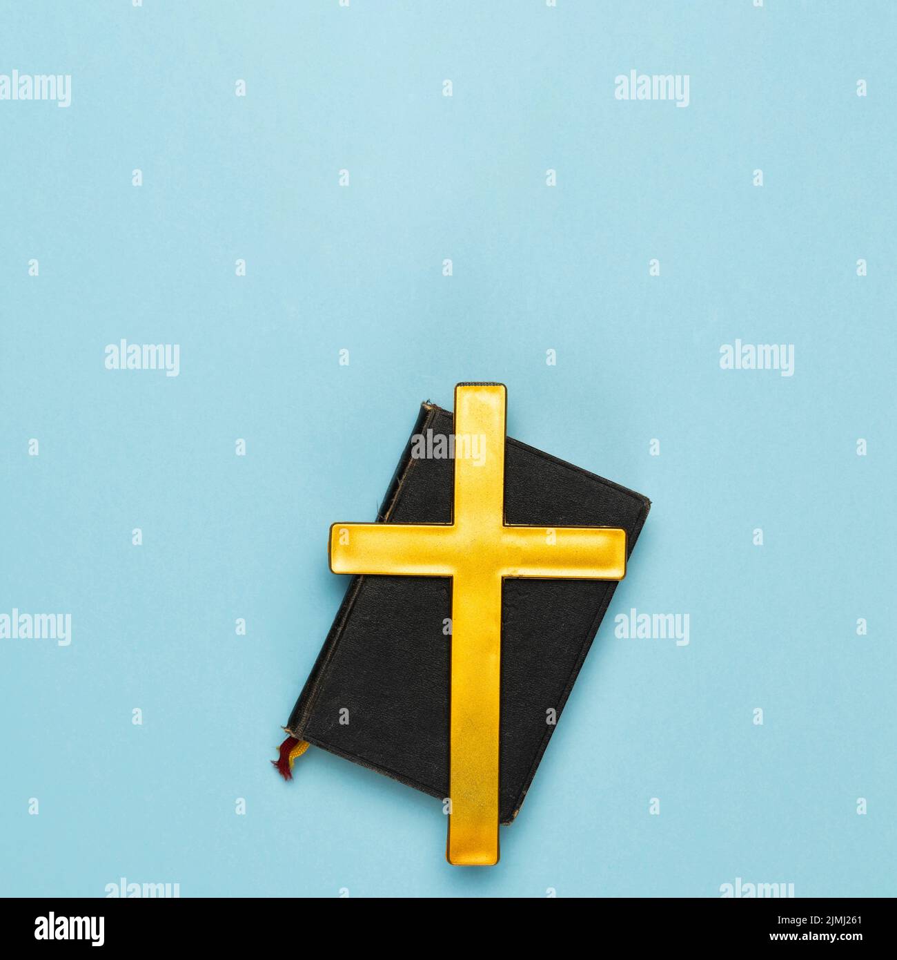 Old holy bible crucifix hi-res stock photography and images - Alamy