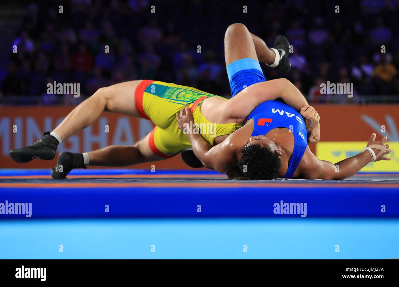 New Zealands’ Thomas Barns competes with Samo’s Maulalo Willie Alofipo ... New Zealands’ Thomas Barns competes with Samo’s Maulalo Willie Alofipo ...