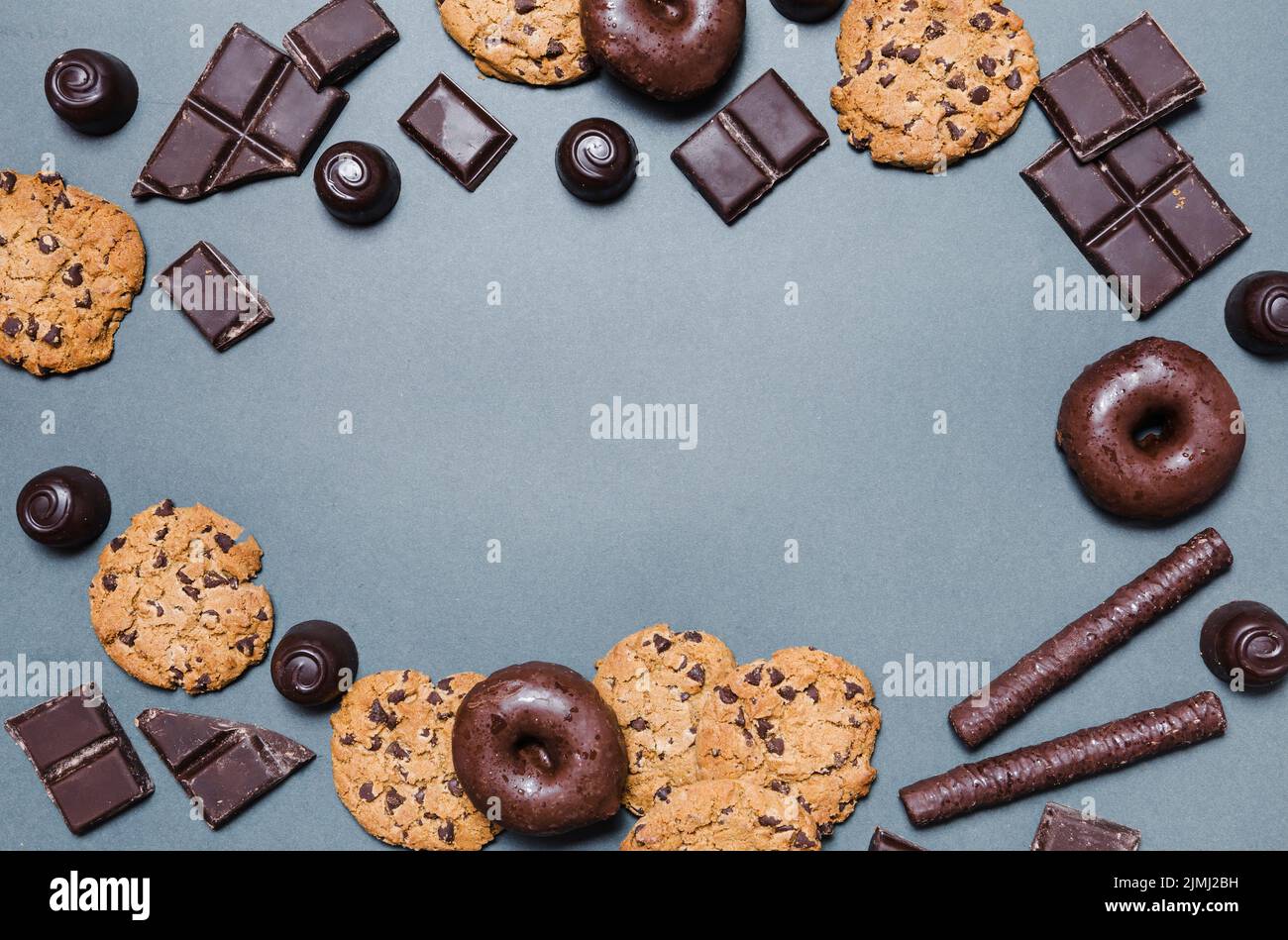 Top view circular frame with chocolate candies Stock Photo - Alamy