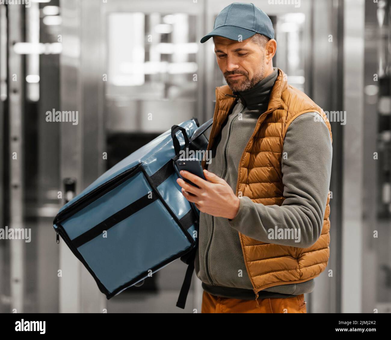 Mobile delivery hi-res stock photography and images - Alamy
