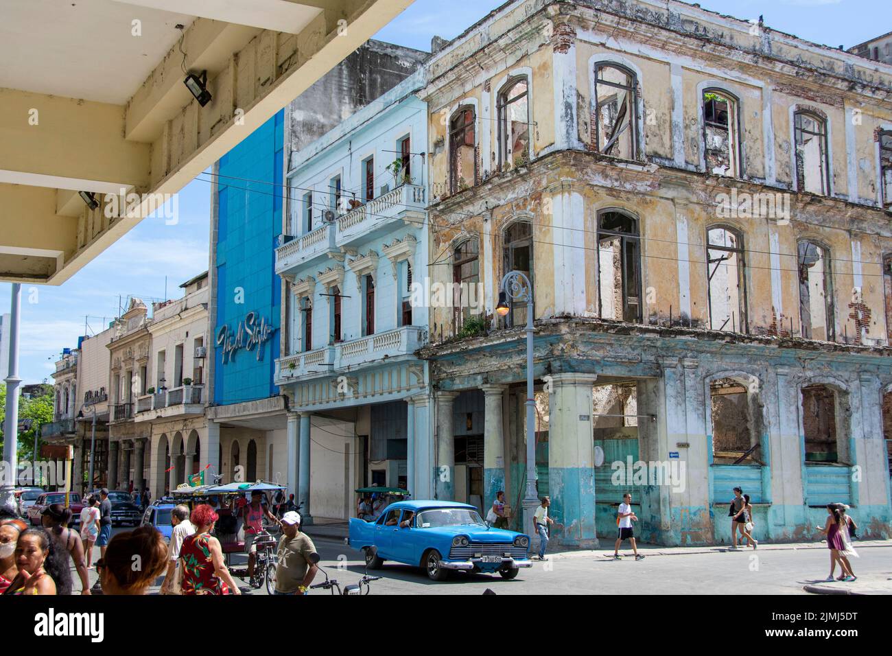 Building architecture bustling many people running errands hi-res stock photography and images ...