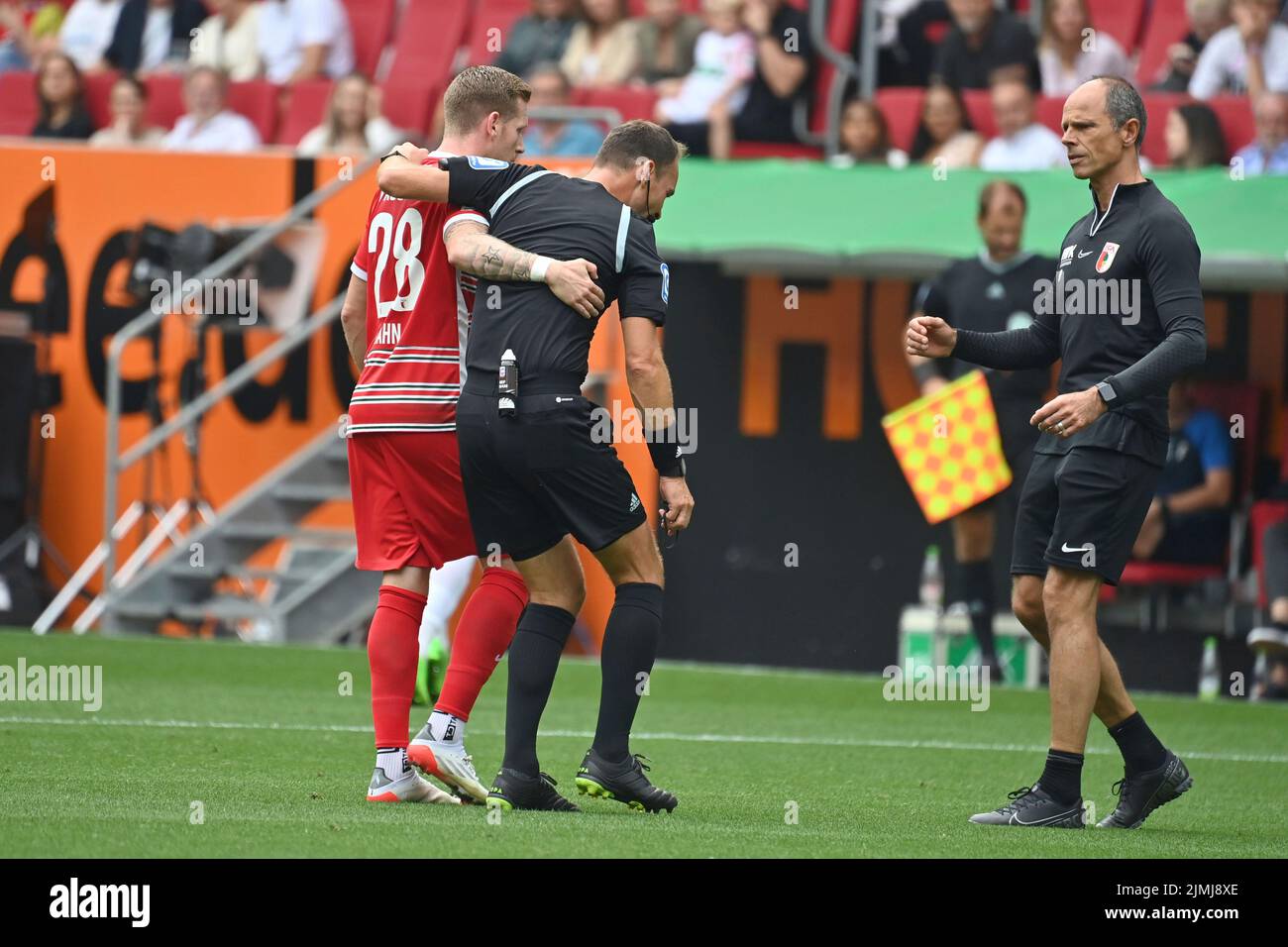 referee Bastian DANKERT, injured, injury. Football 1st Bundesliga ...