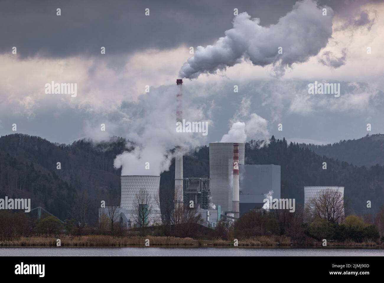 Thermal power plant smoke polluting air and enviroment Stock Photo - Alamy