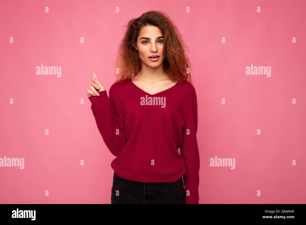 Photo of young shocked beautiful brunette wavy woman with sincere ...
