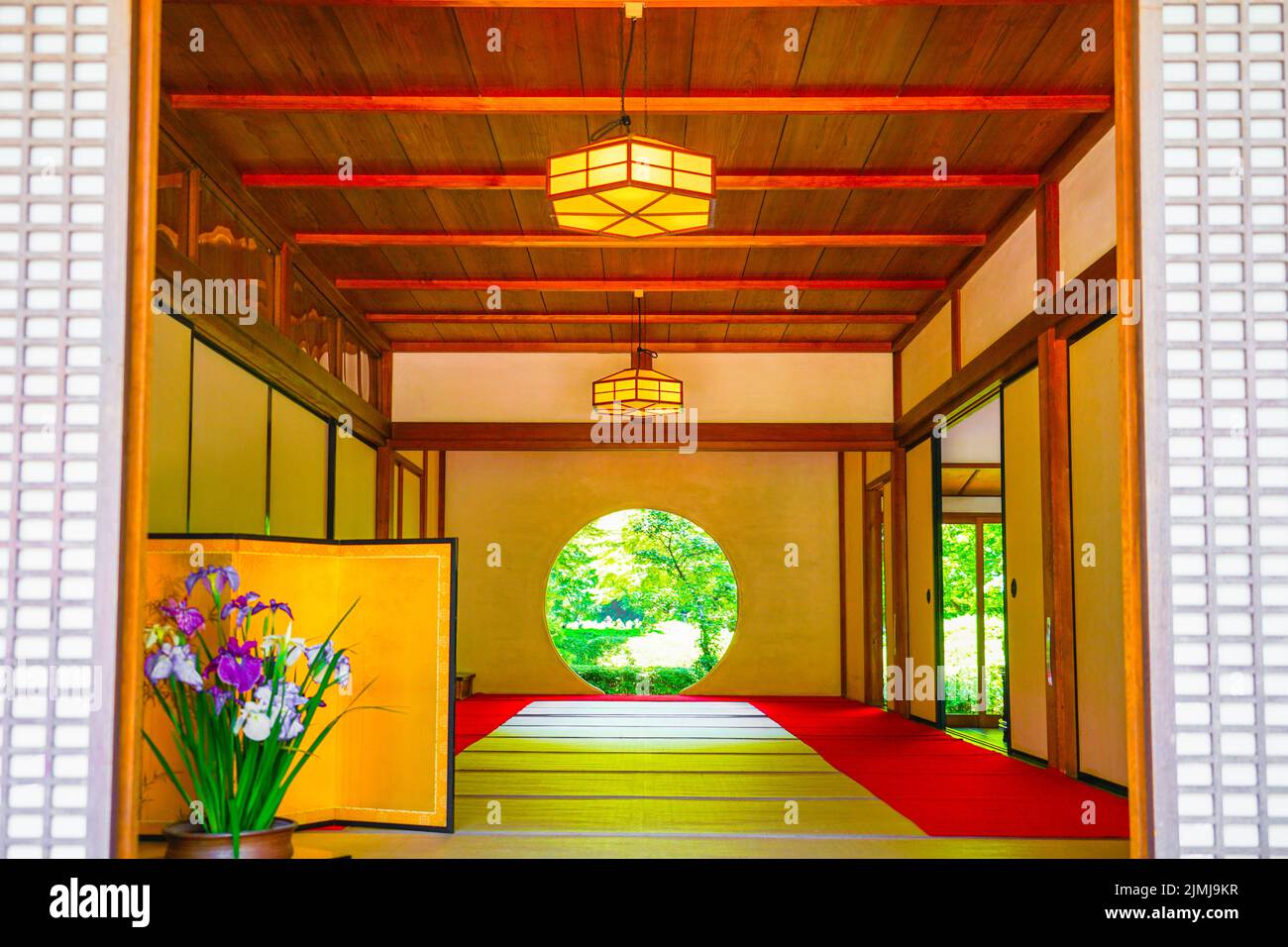 Japanese round window hi-res stock photography and images - Alamy