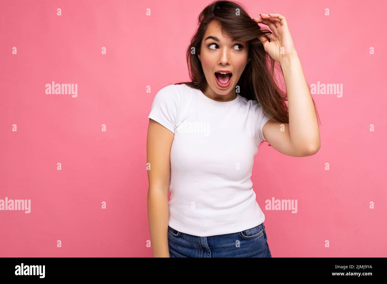 Photo portrait of young beautiful positive surprised amazed, shocked ...