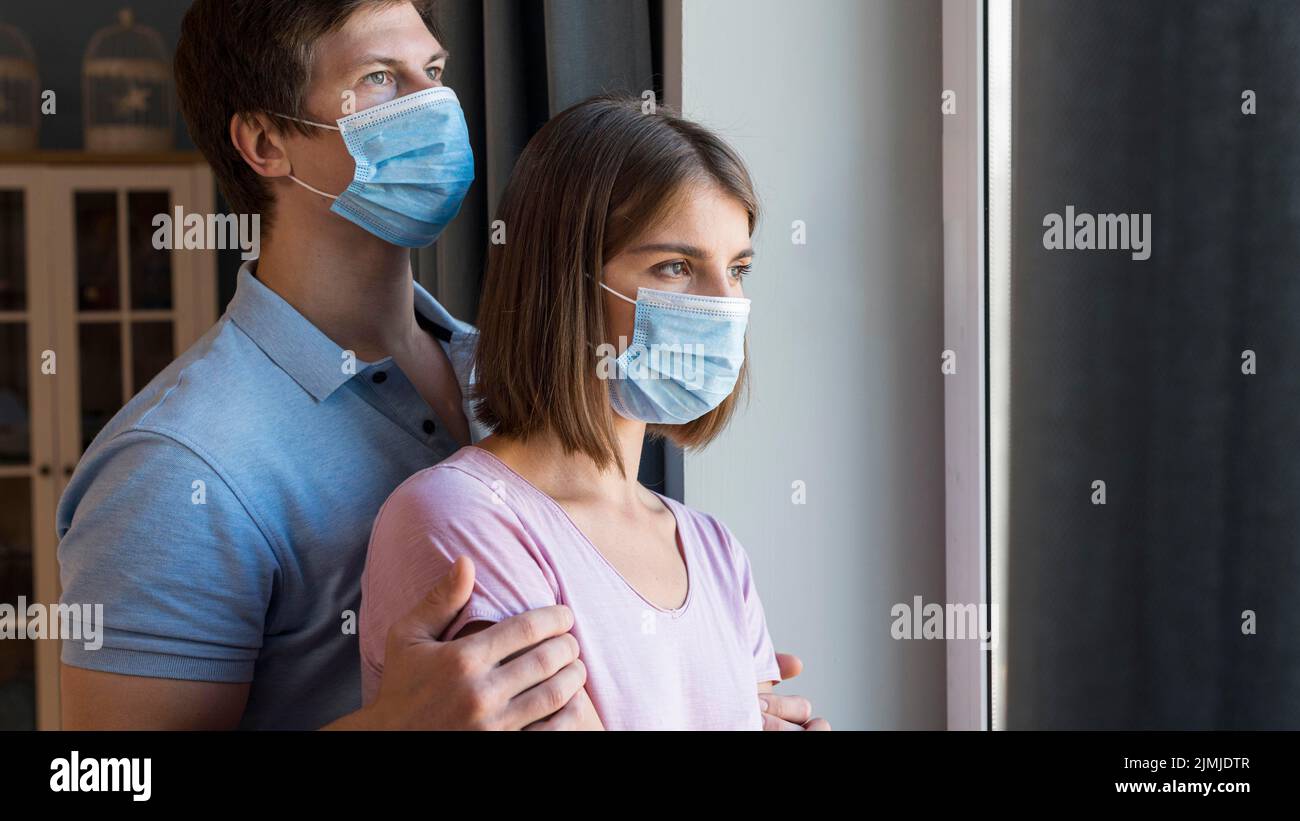 Family wearing medical mask hi-res stock photography and images - Alamy