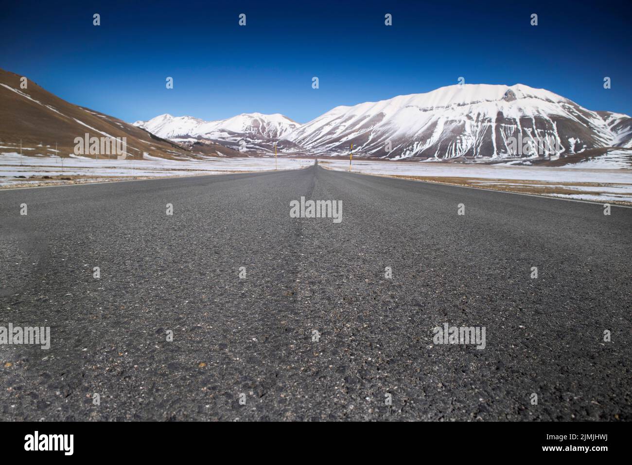 The panoramic road to Castelluccio di Norcia Stock Photo - Alamy