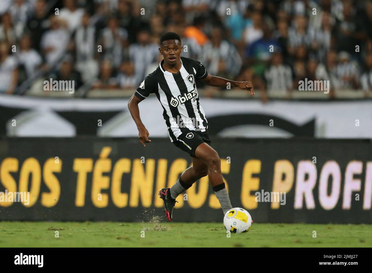 6th August 2022: Estadio Nilton Santos: Jeffinho of Botafogo ...