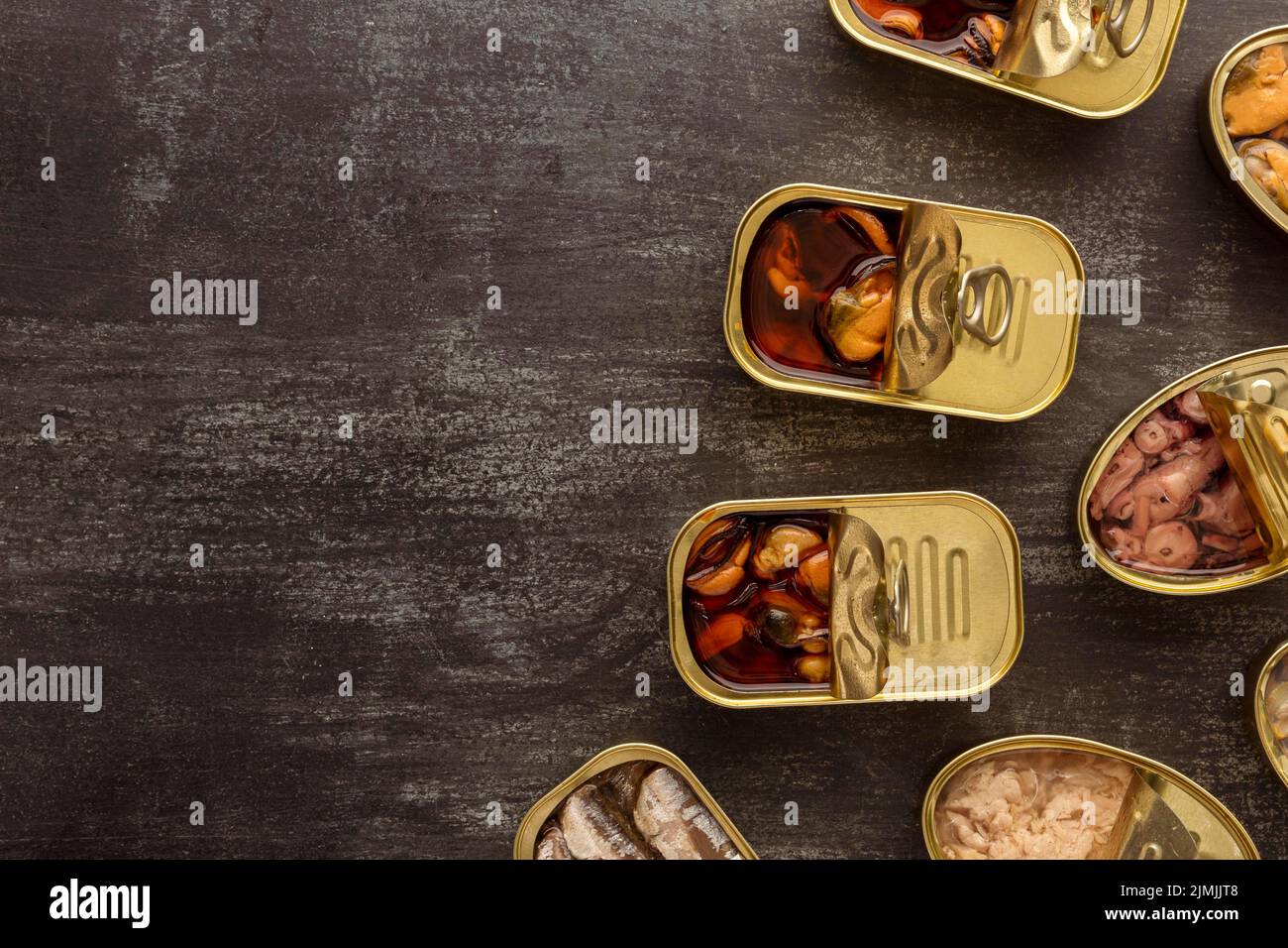 Silver food cans hi-res stock photography and images - Alamy