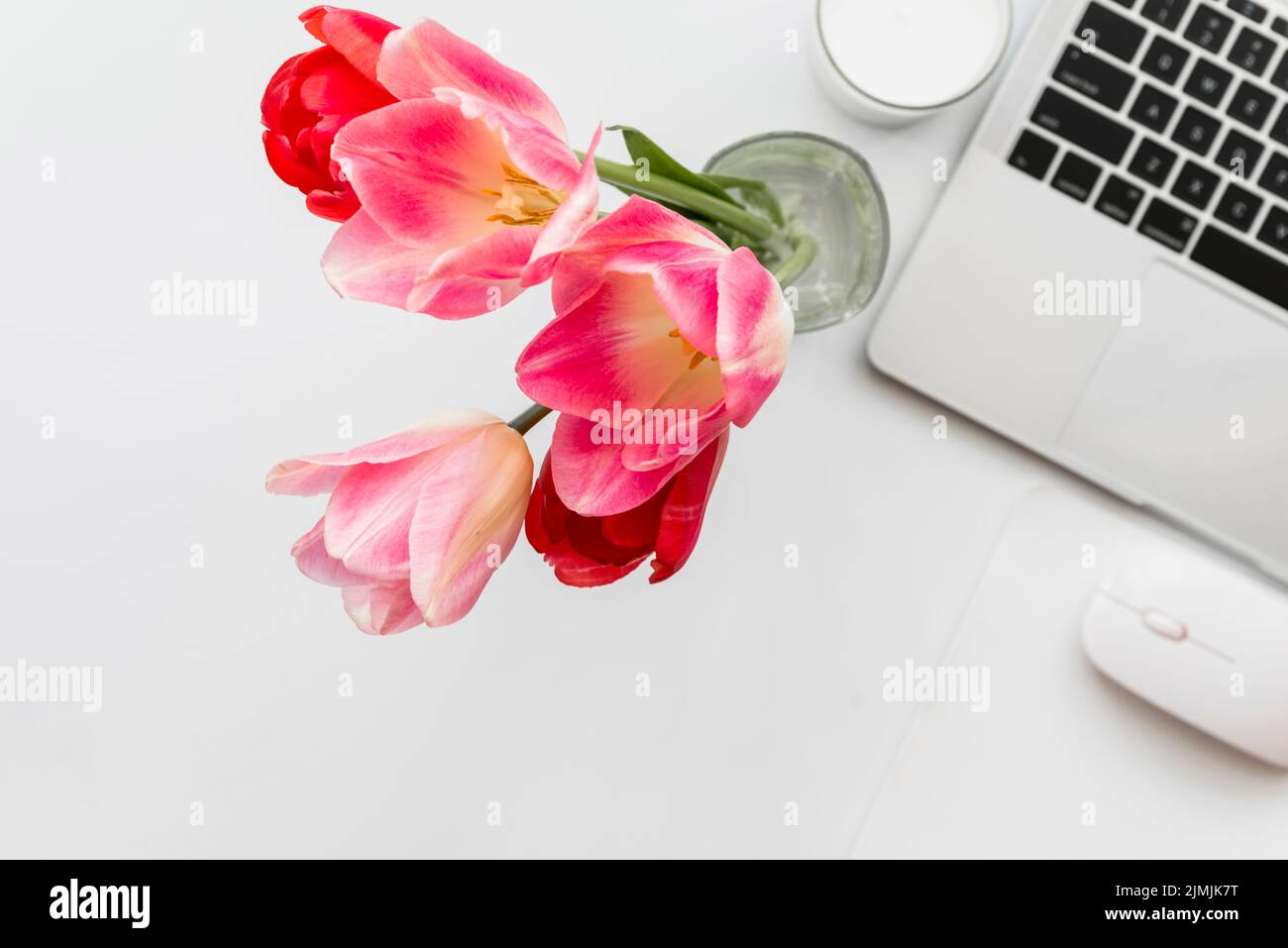 White desktop table laptop hi-res stock photography and images - Alamy