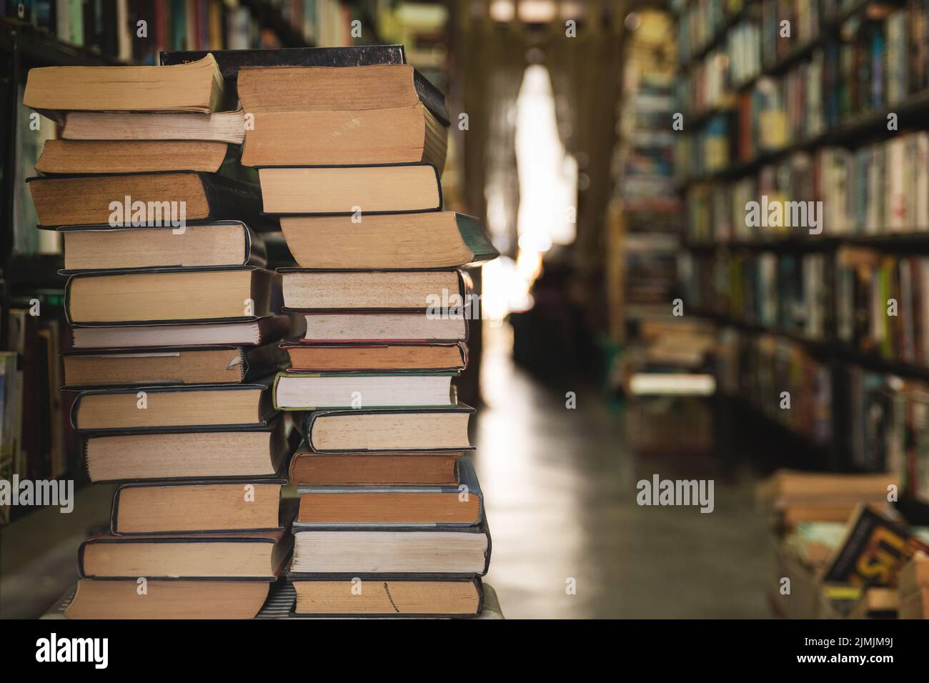 Old fashioned bookshelf hi-res stock photography and images - Alamy