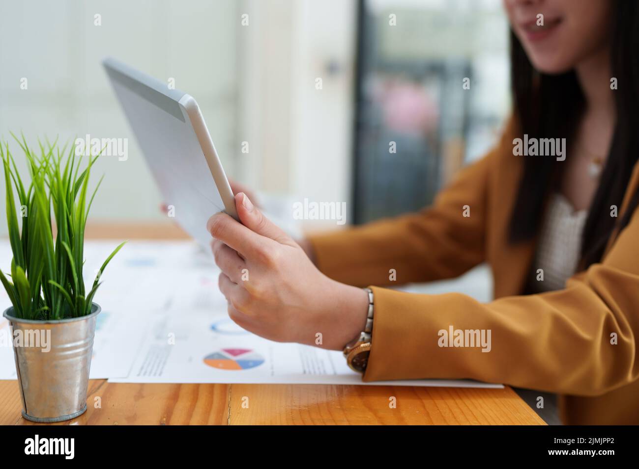 Office budget teamwork hi-res stock photography and images - Alamy