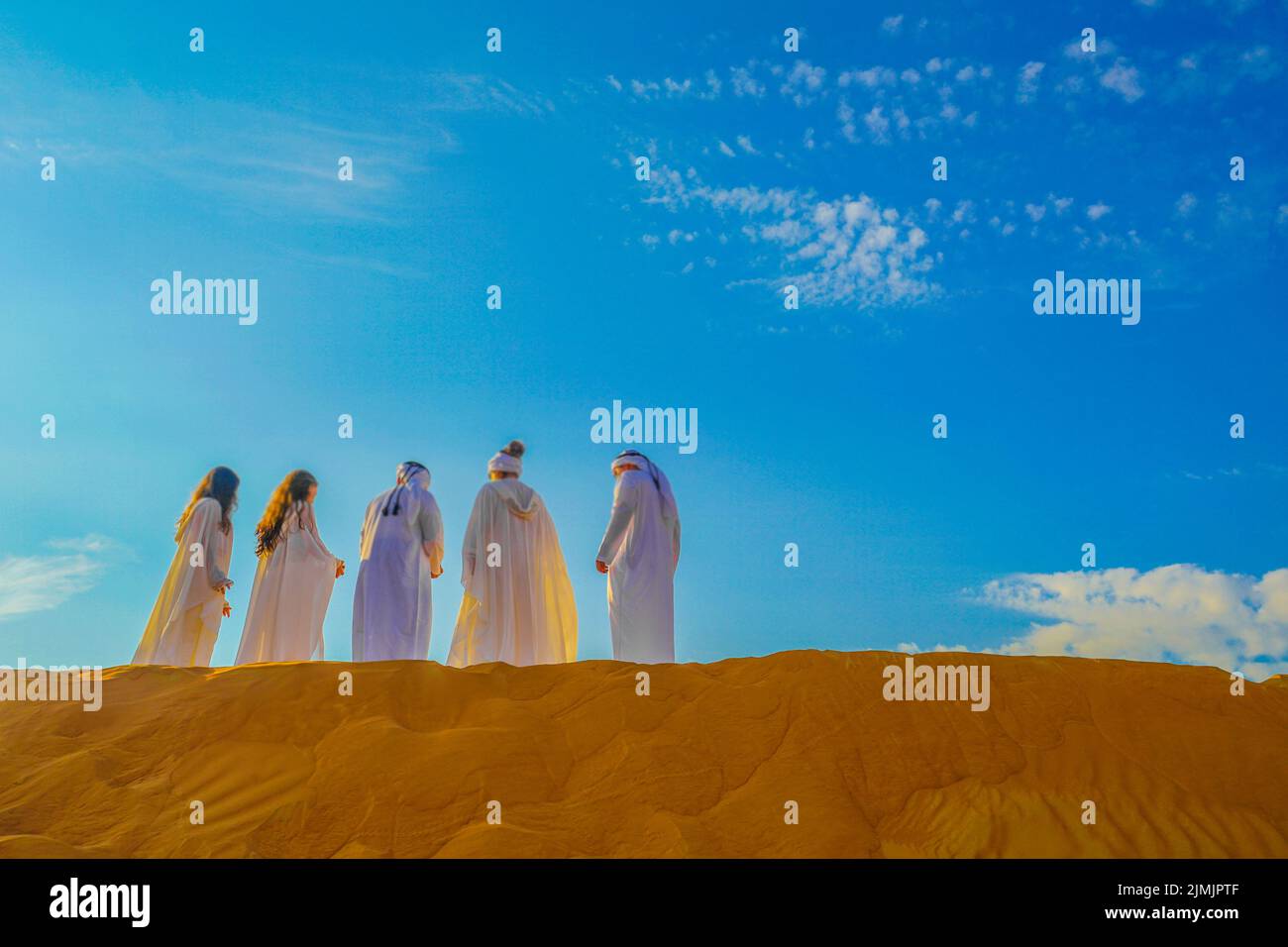 Arabian desert and people Stock Photo - Alamy