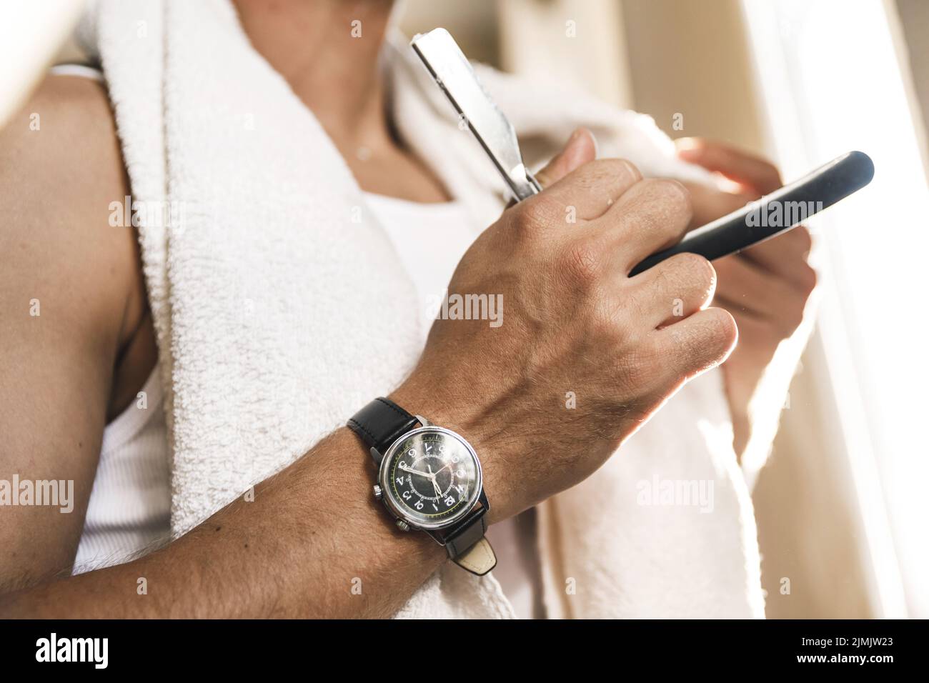 Man shaving his beard with a straight razor Stock Photo - Alamy