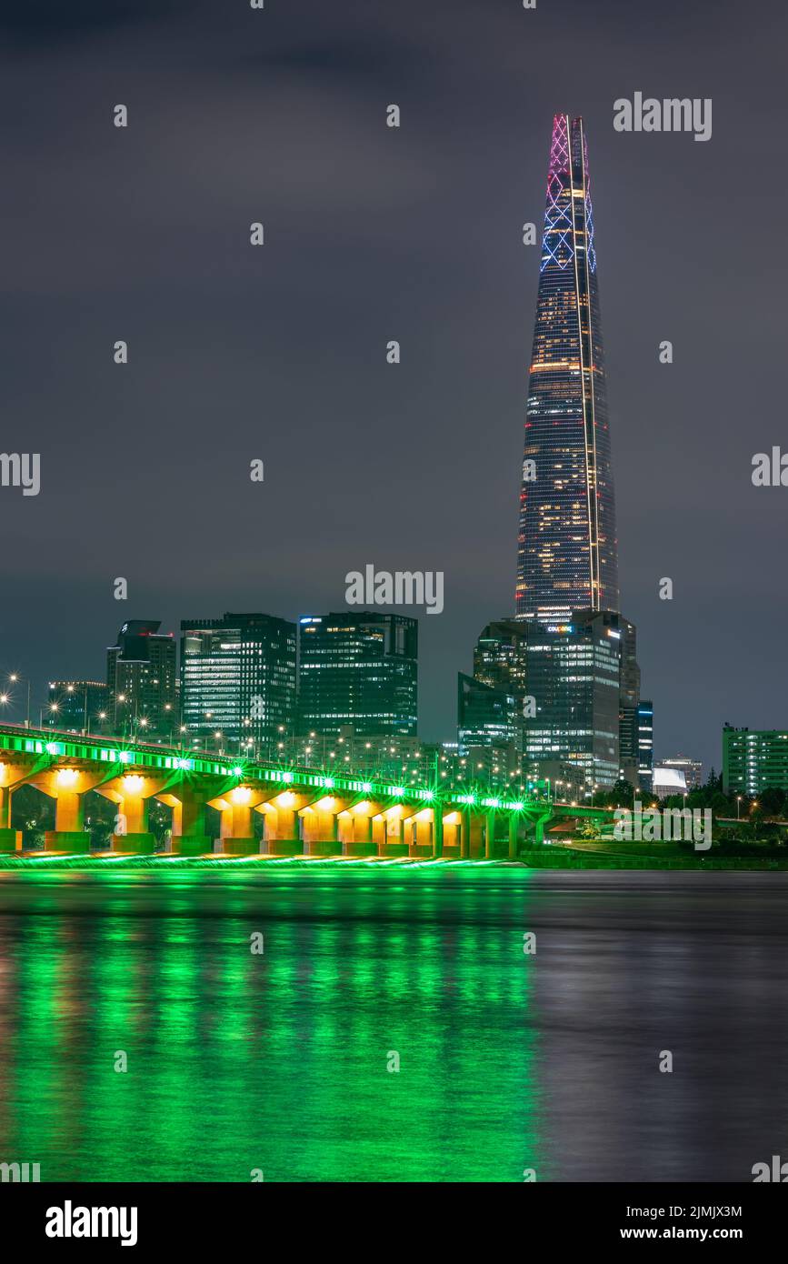 Night view of Jamsil bridge, Lotte World Tower skyscraper and Han River ...