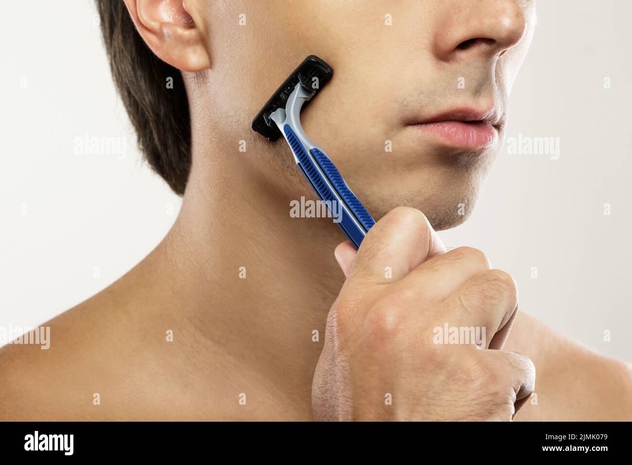 Man during shaving routine with a safety razor Stock Photo - Alamy