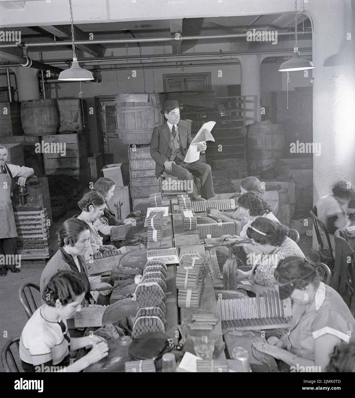 1900s factory cigar hi-res stock photography and images - Alamy