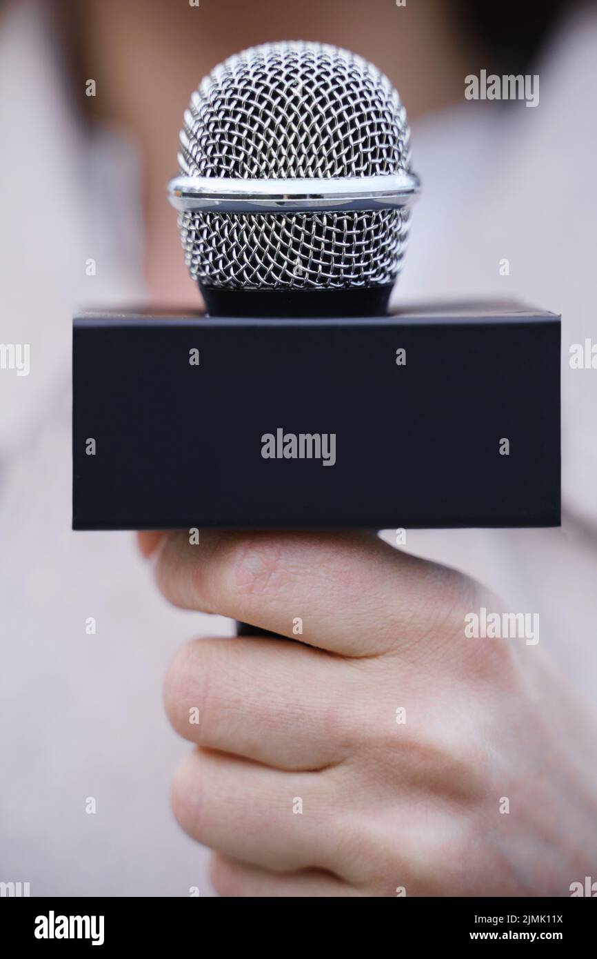 Female news reporter hi-res stock photography and images - Alamy