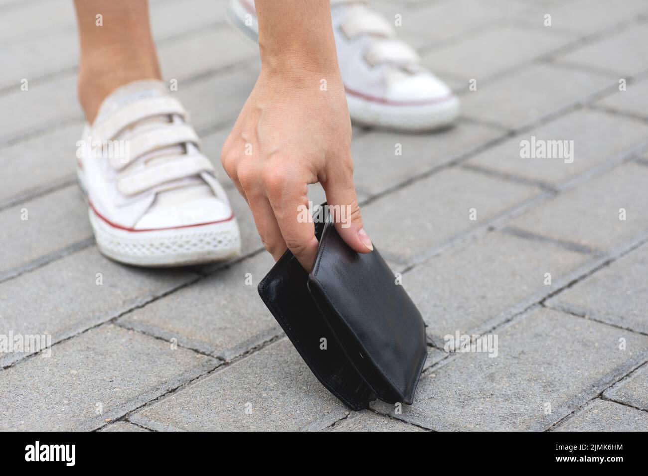 Return lost wallet hi-res stock photography and images - Alamy