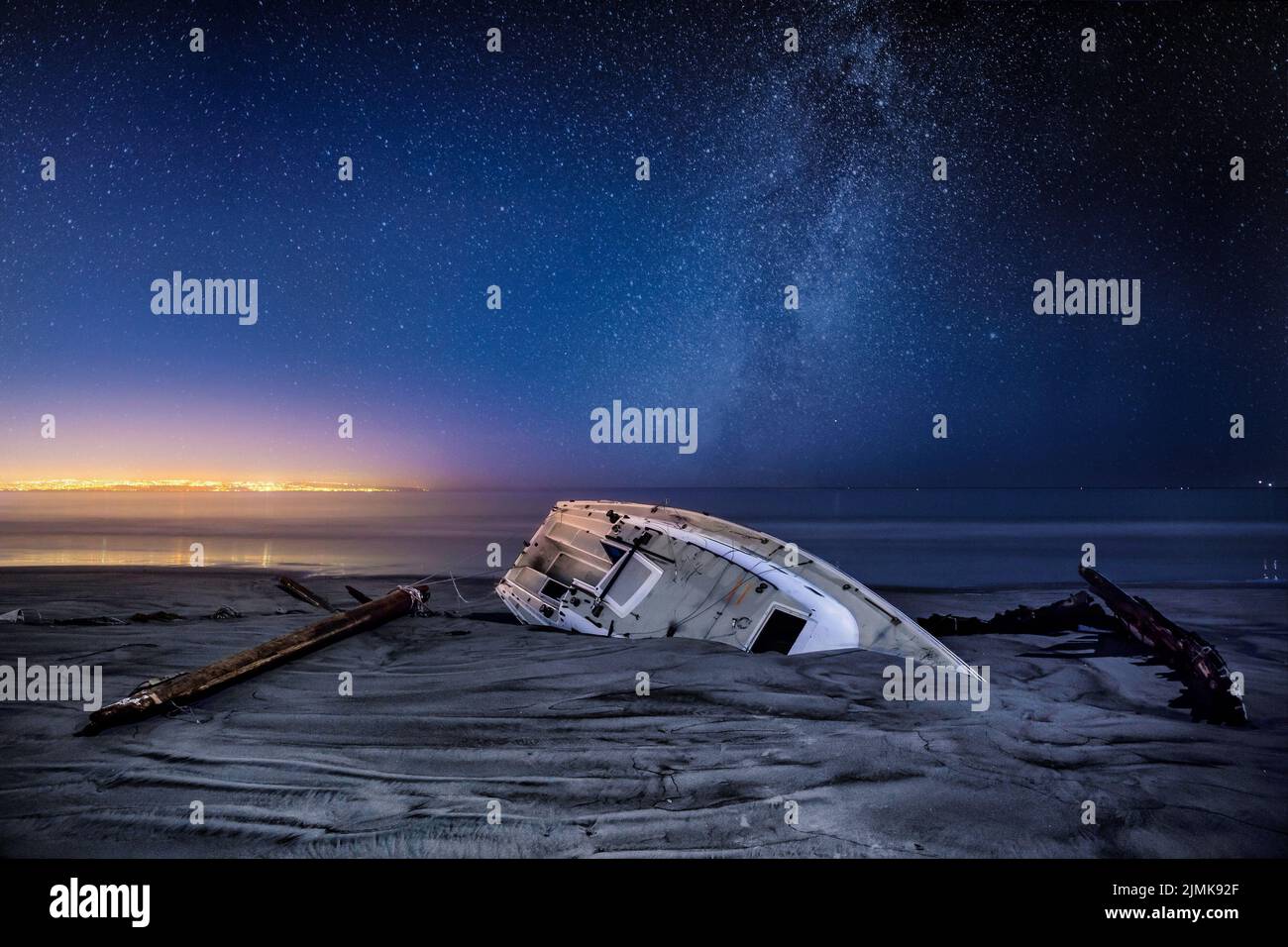 Crashed sailboat hi-res stock photography and images - Alamy