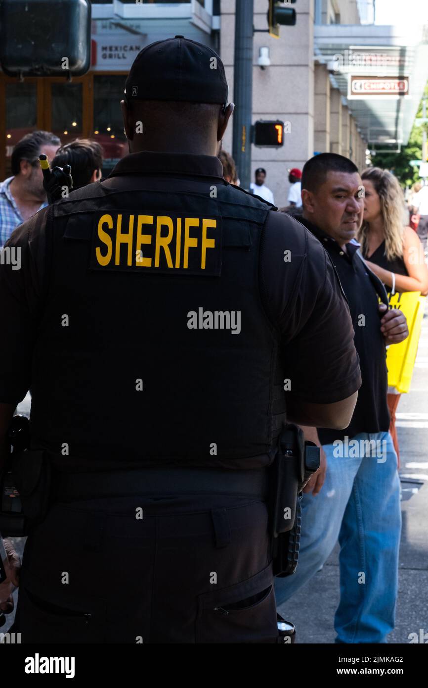 Seattle, USA. 28 Jul, 2022. A hired armed Sheriff outside walgreens in ...