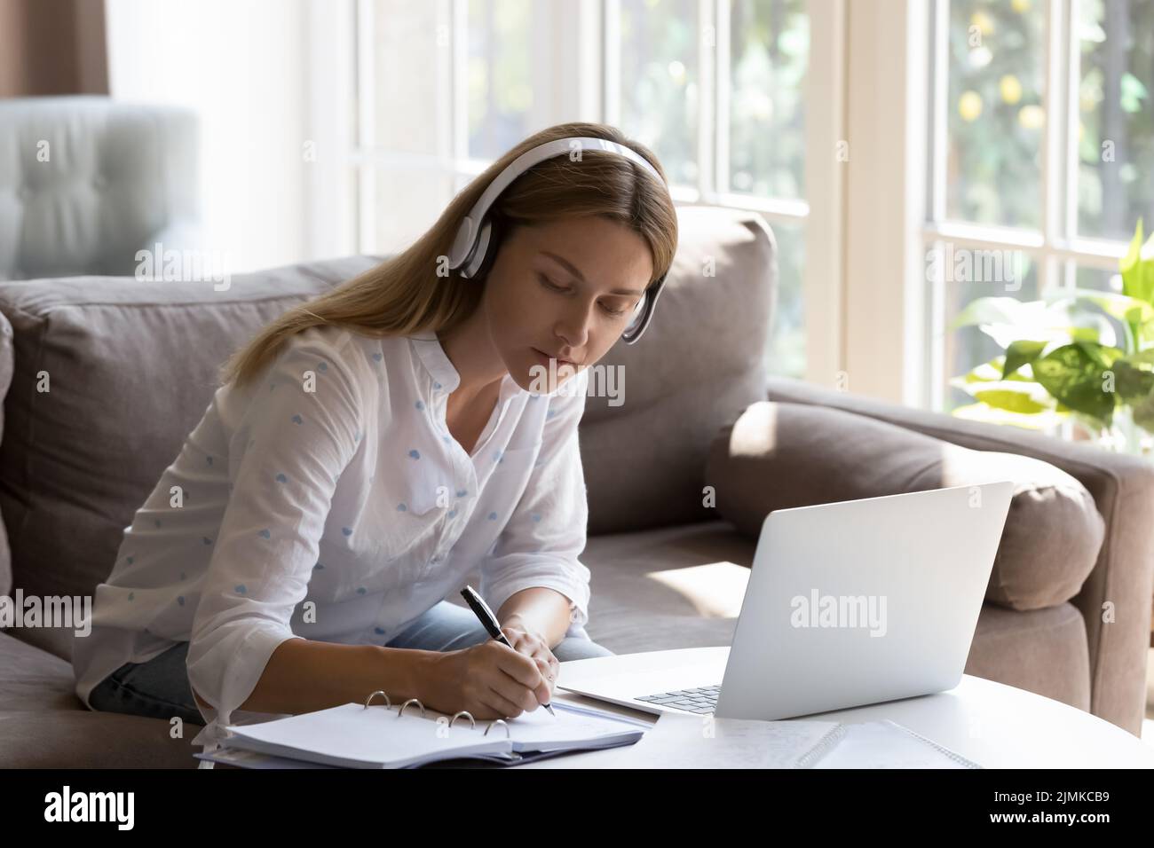 Listen to the notes hi-res stock photography and images - Alamy