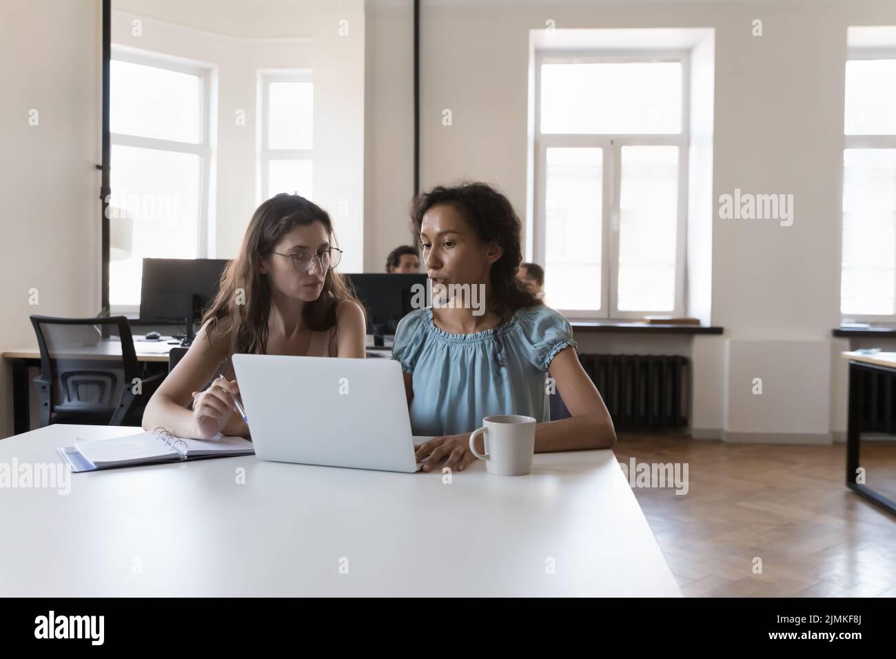Instruct intern hi-res stock photography and images - Alamy