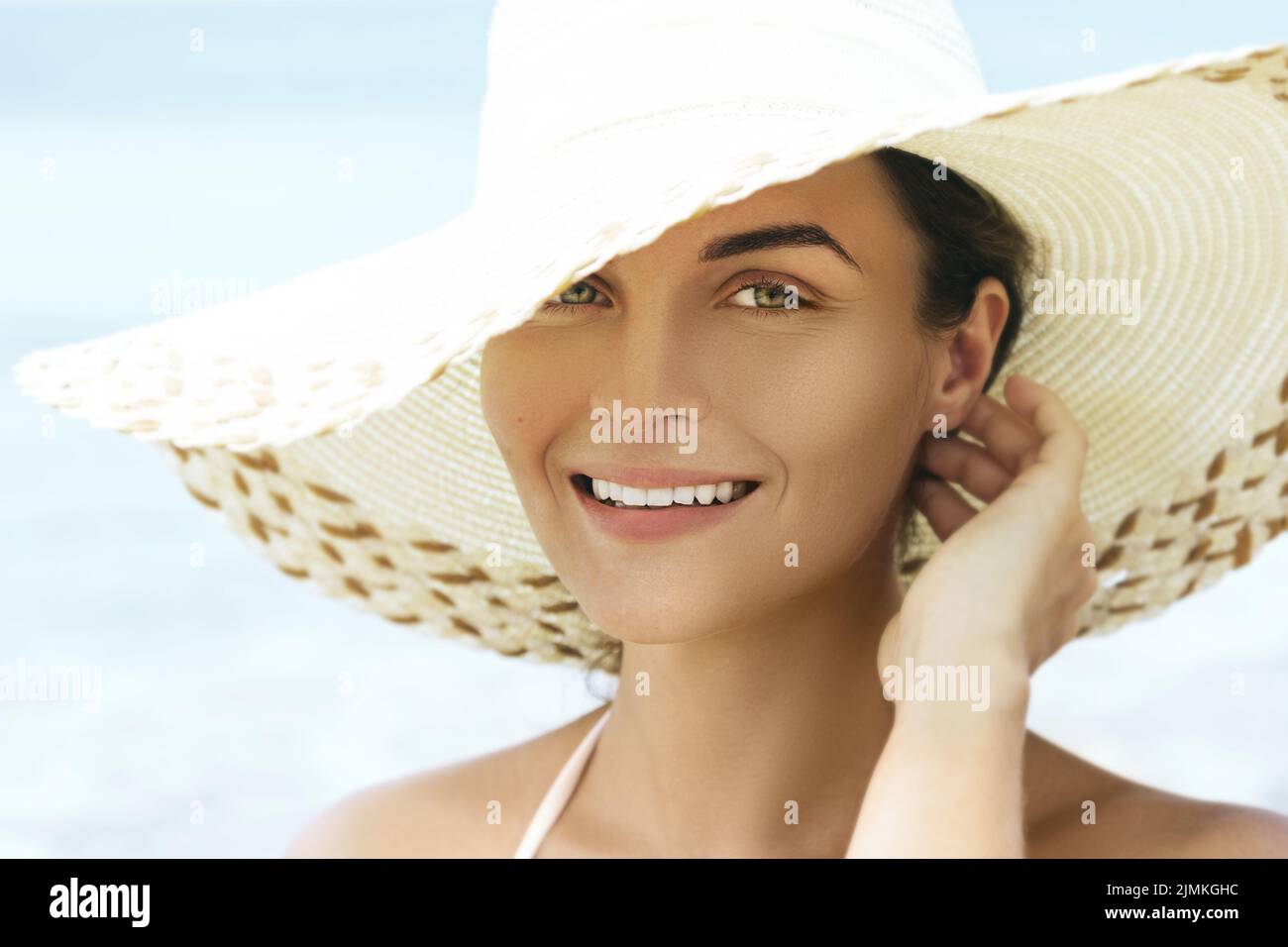 Young woman sun face beach hi-res stock photography and images - Alamy