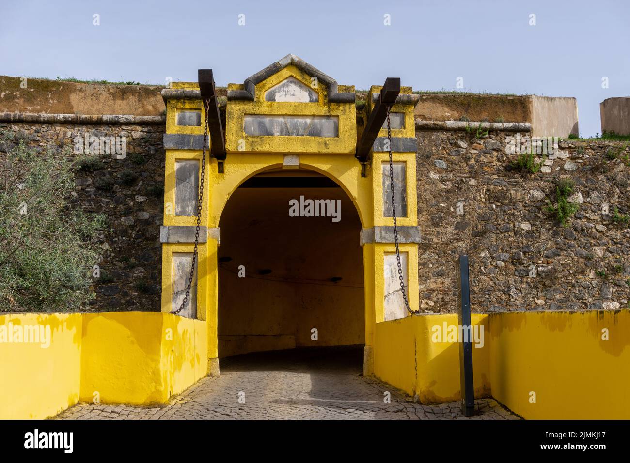 Historic city gate to the walled old town of Elvas Stock Photo - Alamy