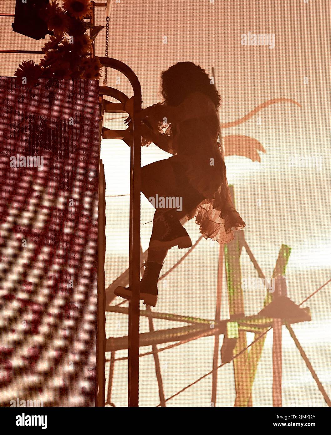 SZA performs during the 2022 Outside Lands Music and Arts Festival at ...