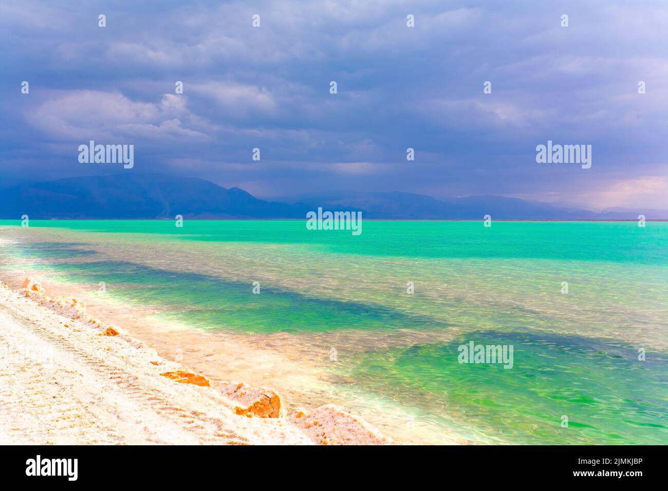 The landfill embankment runs Stock Photo - Alamy
