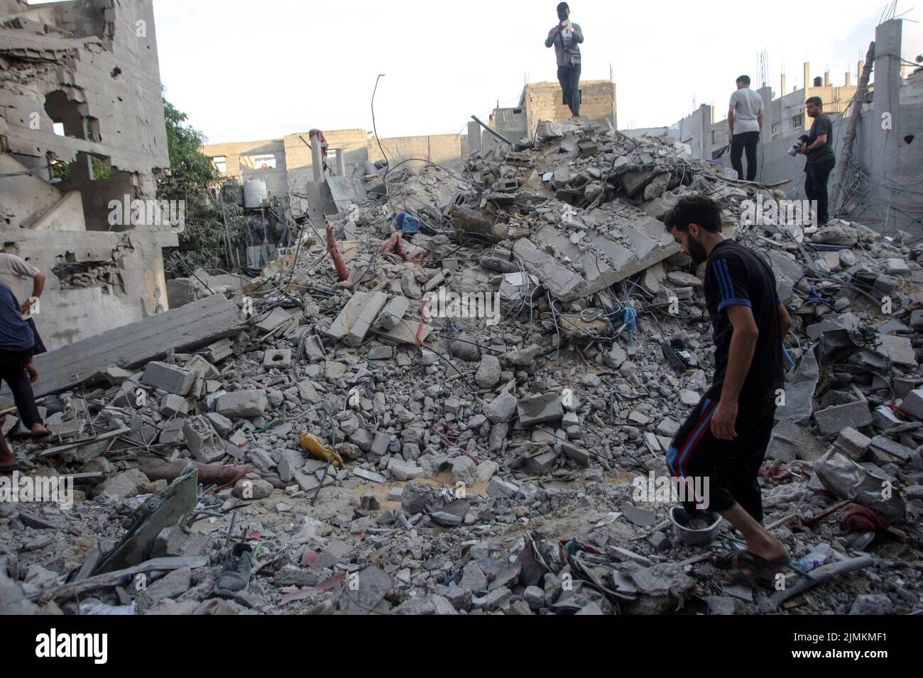 Rafah, Gaza. 07th Aug, 2022. Palestinians search in the rubble of a ...