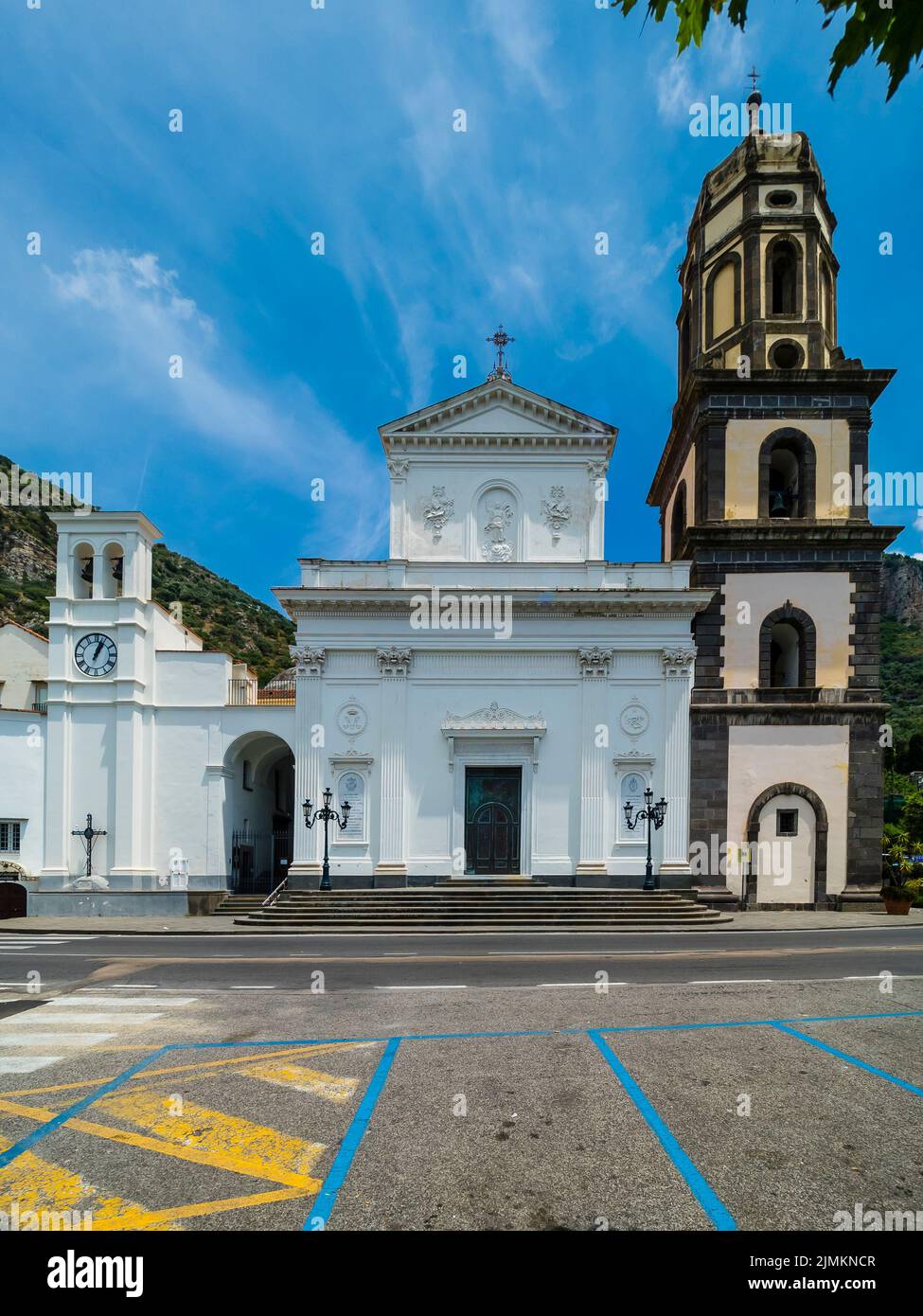 Basilica Pontificia S. Maria Del Lauro auf der Piazza Madonna del Lauro ...