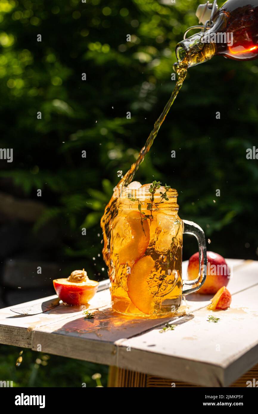 Pouring iced tea hi-res stock photography and images - Alamy