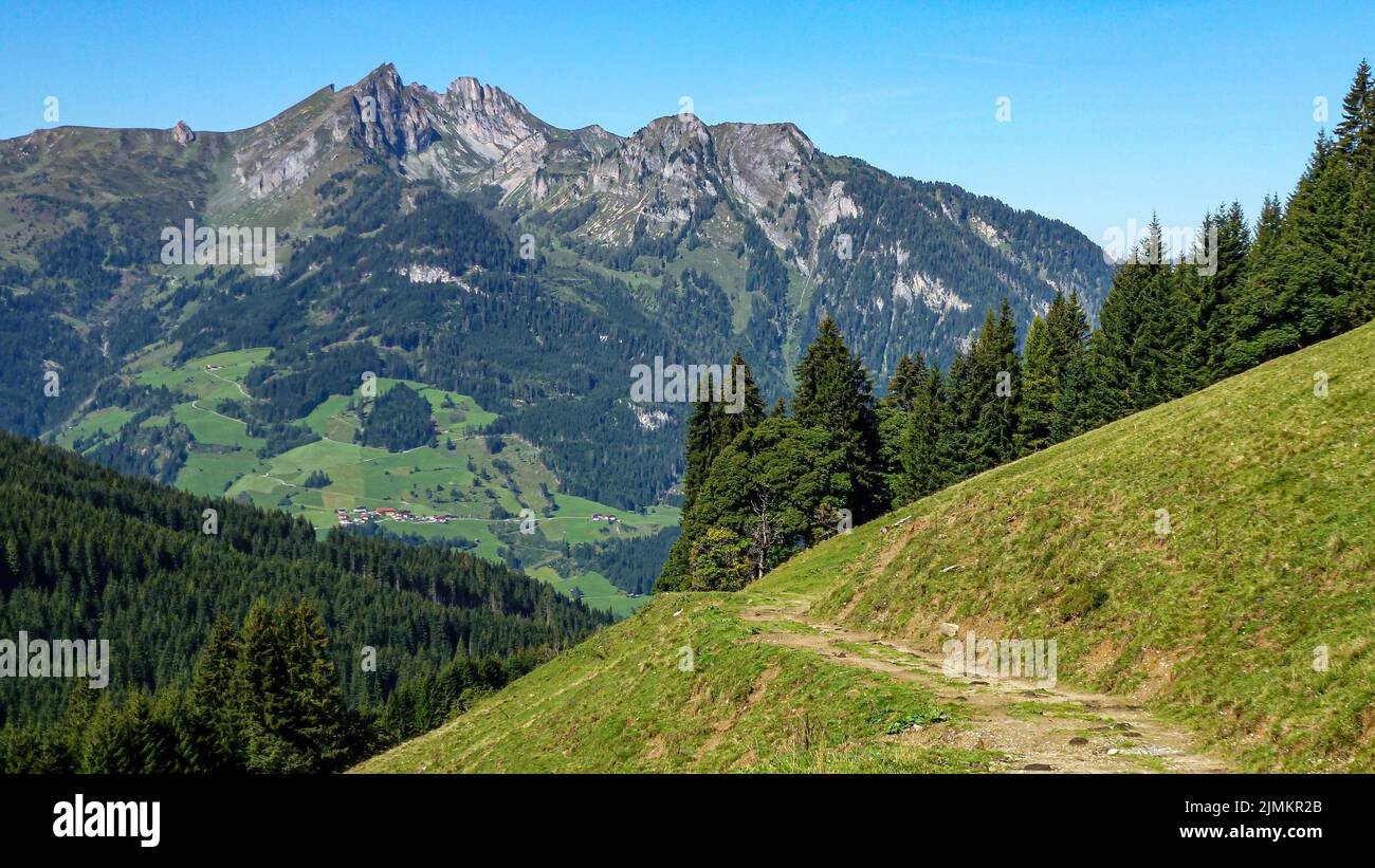 Blue sky trees mountains hi-res stock photography and images - Alamy