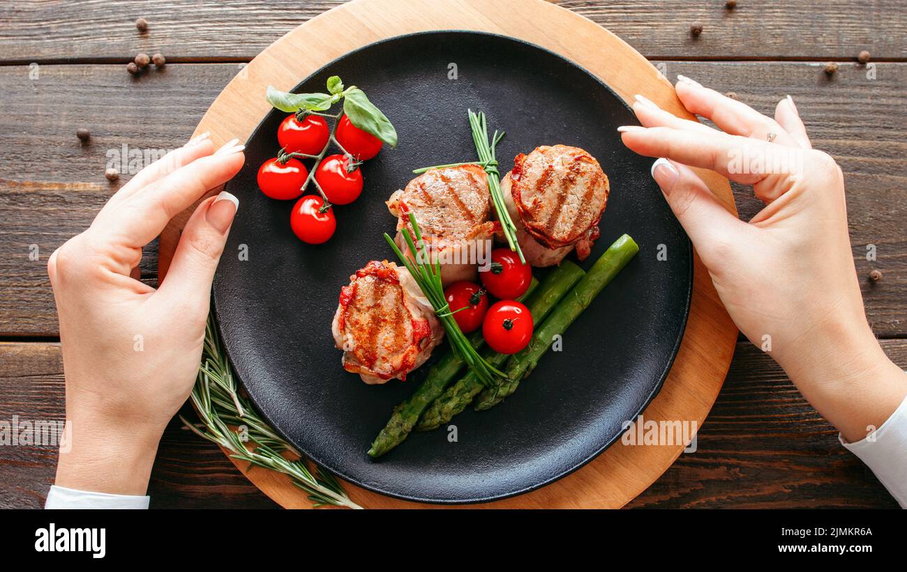 food cooking styling grilled tenderloin medallions Stock Photo - Alamy