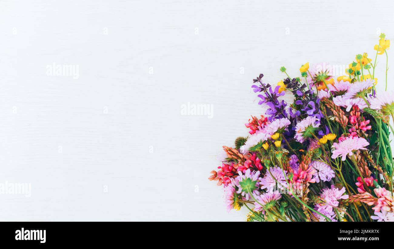 floral background wildflower arrangement bouquet Stock Photo - Alamy