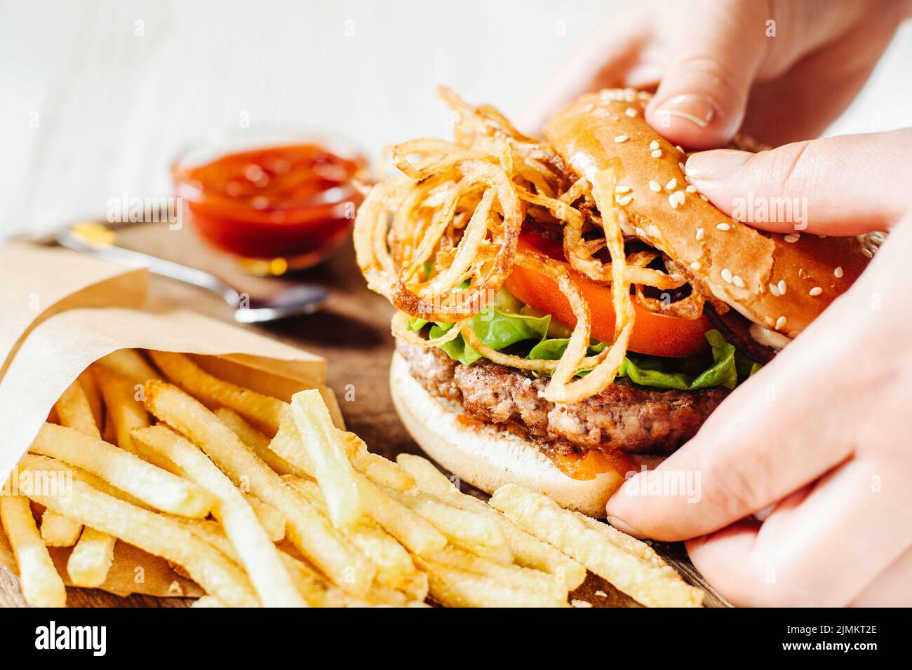 fast food traditional american cuisine burger Stock Photo - Alamy
