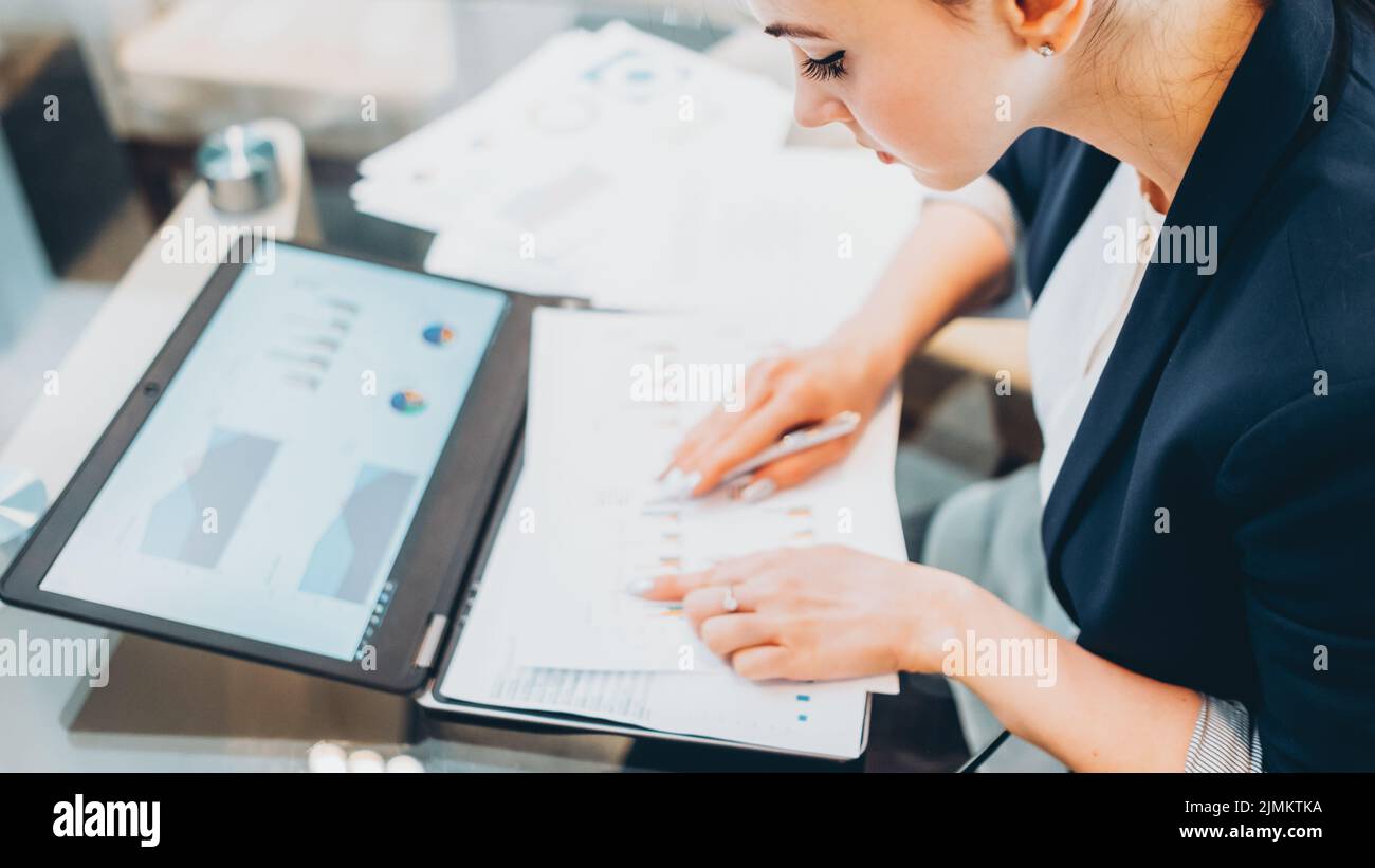 business analysis female project manager report Stock Photo - Alamy