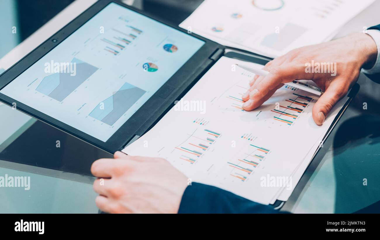 corporate lifestyle business man laptop report Stock Photo - Alamy