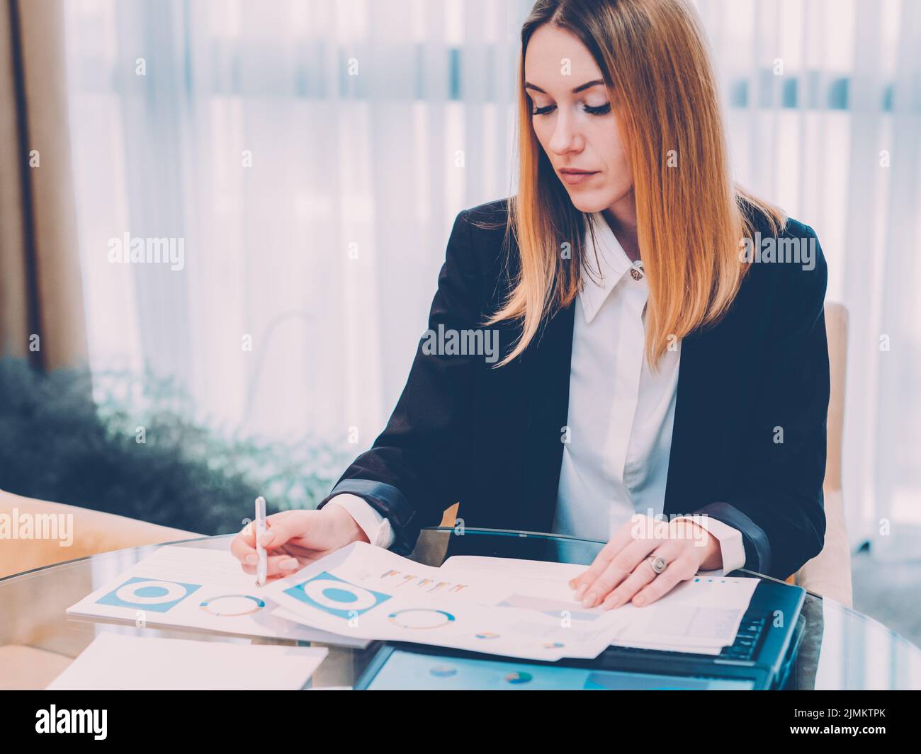 Female office workspace modern hi-res stock photography and images - Alamy