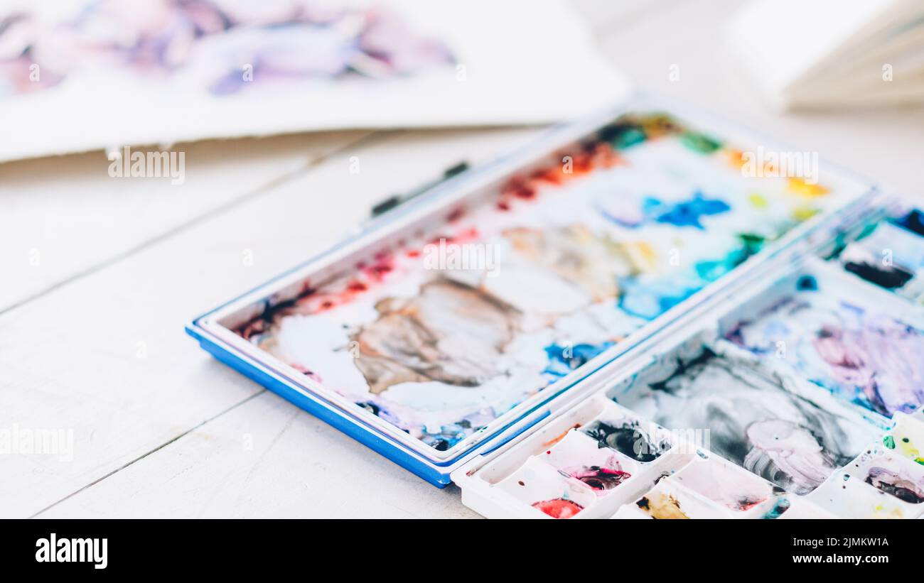 painting class watercolor palette white table Stock Photo - Alamy