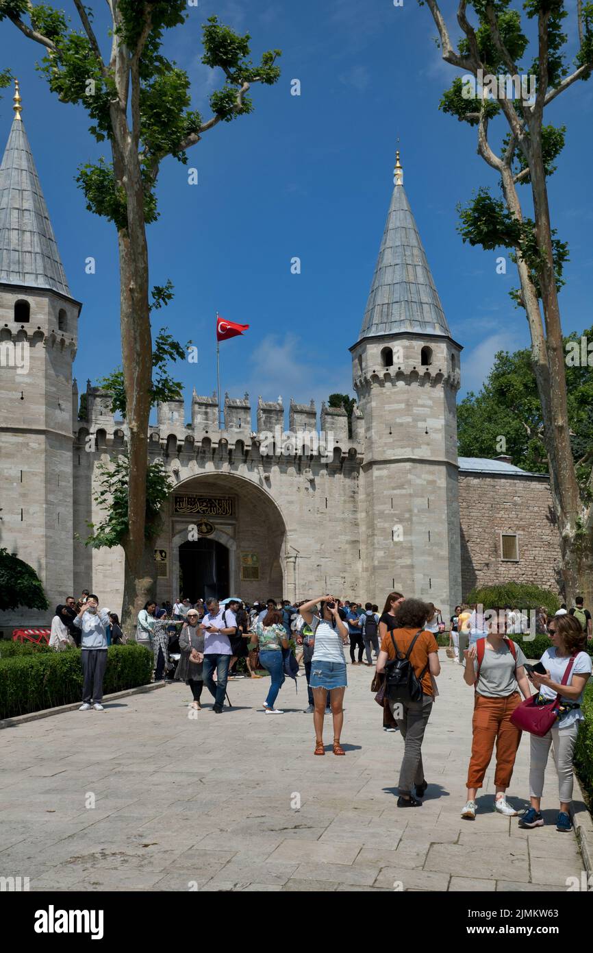 Topkapi Palace, Istanbul, Turkey: Entrance and gate to Topkapi Palace ...
